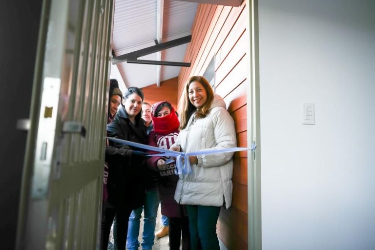 La Gobernadora entregó viviendas y escrituras a familias de Bariloche ...