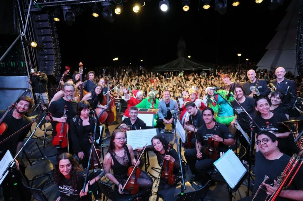 Desbordante fiesta popular en el arranque de la Navidad en Bariloche ...