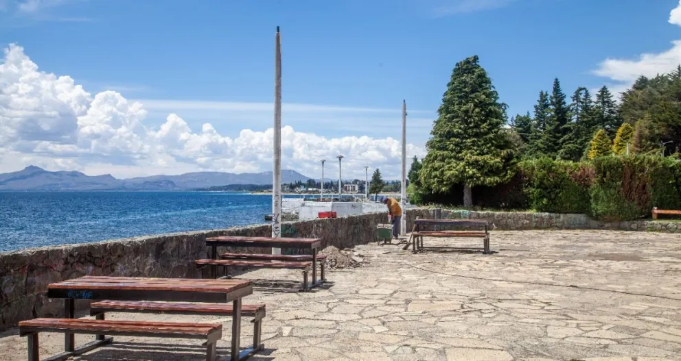Instalación de nuevas luminarias en las afueras de la Casa del Deporte ...